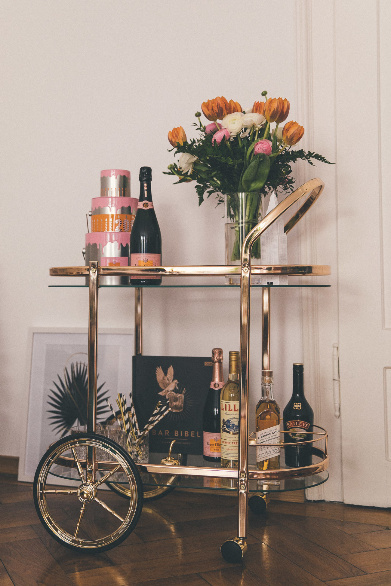 Ein neuer Interior-Favorit: Unser goldener Barwagen - Josie Loves